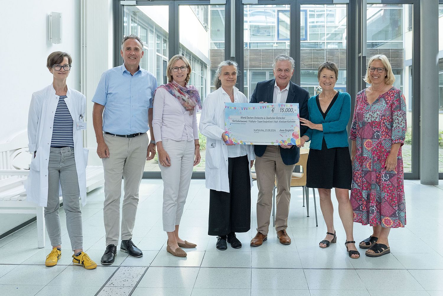 Klinikum Karlsruhe: Ärztinnen und Ärzte spielen 15.000 Euro für Kinder mit schweren Erkrankungen ein